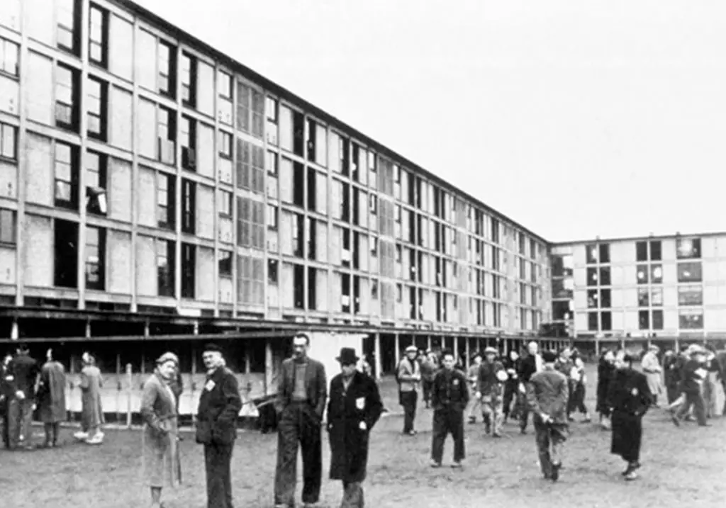 Casa, campo de concentración y hogar de nuevo. Historia de la disminución de una utopía de planificación de la ciudad de París. 5442_6