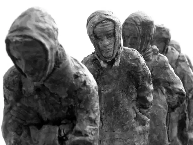 ТАРЫХЫ: Англис тили советтик реализмдин салттары боюнча чыгыш фронту жөнүндө скульптураларды жасайт 5554_2