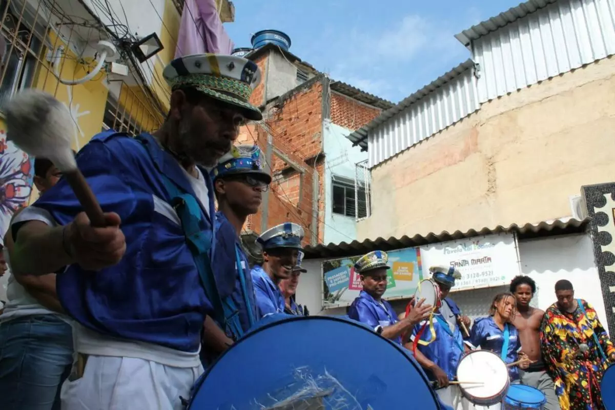 Mawingu ya Herode kwenda Barzigno: Ripoti ya Picha kuhusu jinsi ya kufurahisha katika slums ya Rio de Janeiro 5611_1