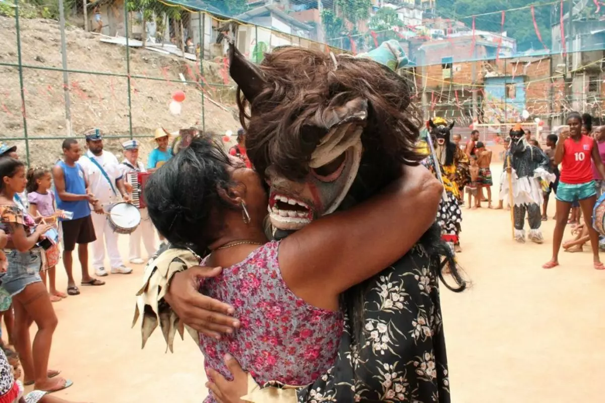 La nuboj de Herodo iras al Barzigno: Photo Raporti pri kiom amuza en Rio-de-Ĵanejro slums 5611_11