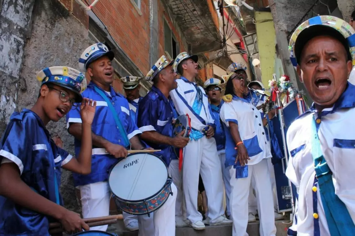 La nuboj de Herodo iras al Barzigno: Photo Raporti pri kiom amuza en Rio-de-Ĵanejro slums 5611_3