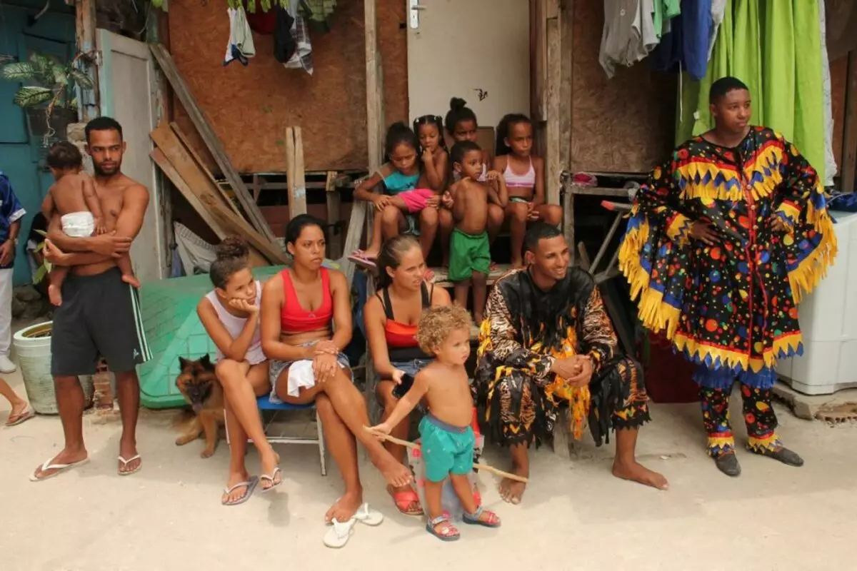 La nuboj de Herodo iras al Barzigno: Photo Raporti pri kiom amuza en Rio-de-Ĵanejro slums 5611_4