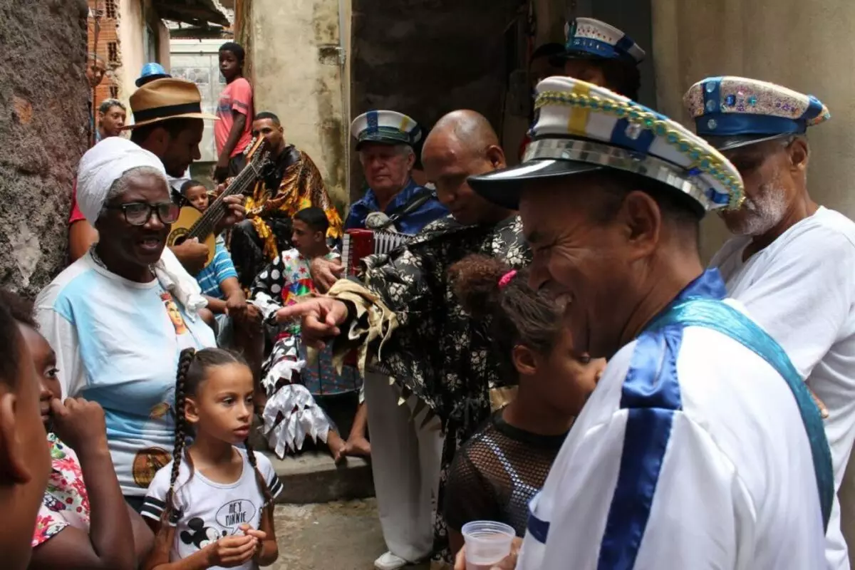 La nuboj de Herodo iras al Barzigno: Photo Raporti pri kiom amuza en Rio-de-Ĵanejro slums 5611_5