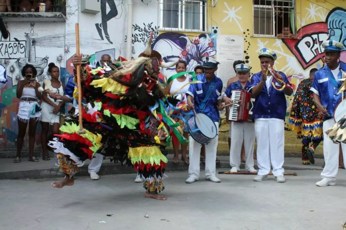 Helauj cov huab mus rau Barzigno: Daim Ntawv Qhia Duab txog kev lom zem hauv Rio de hauv Rio de Janeiro Slums 5611_7