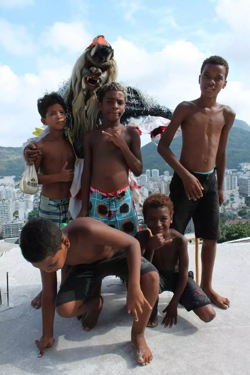 La nuboj de Herodo iras al Barzigno: Photo Raporti pri kiom amuza en Rio-de-Ĵanejro slums 5611_9