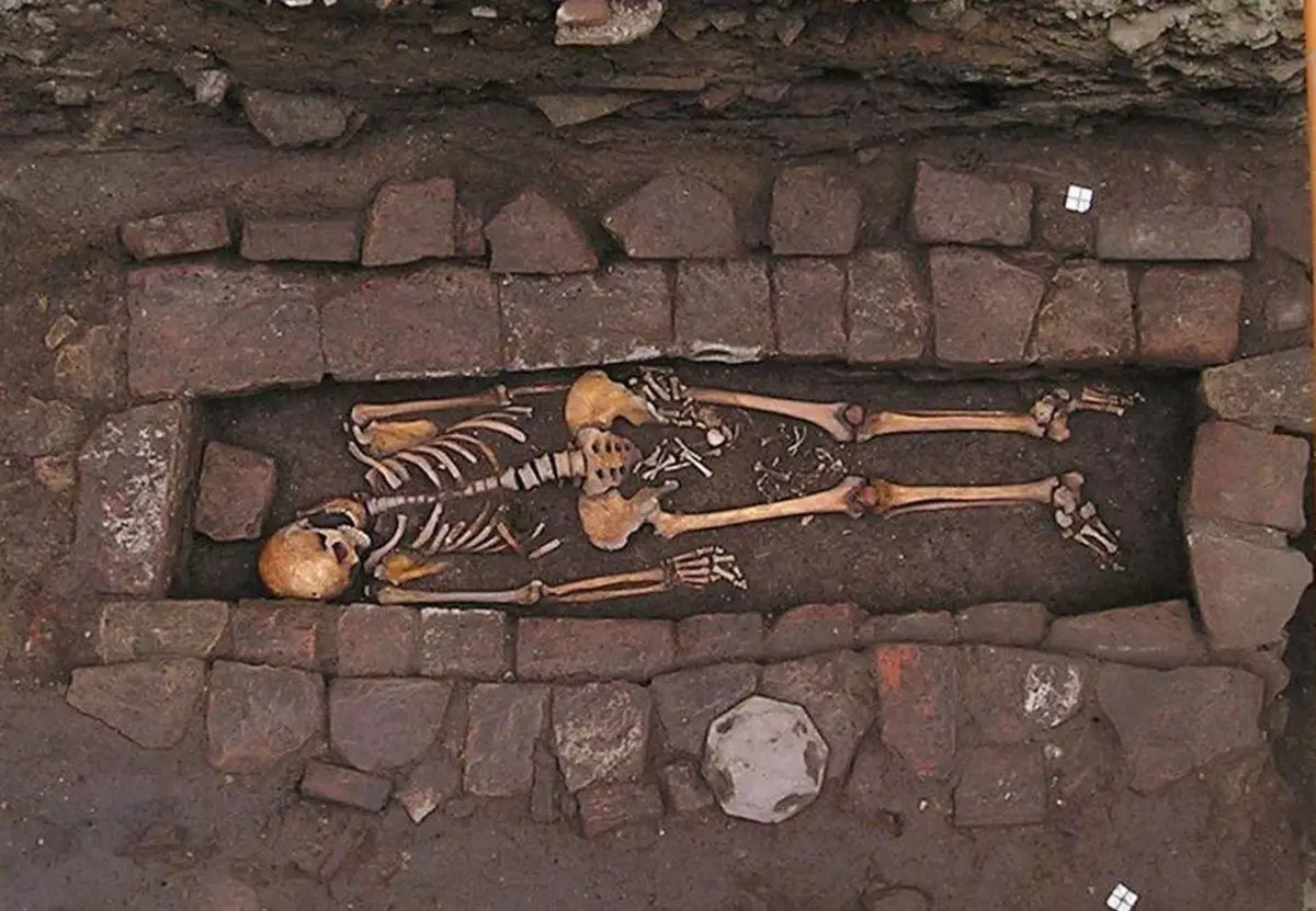 Os arqueólogos descubriron os restos dunha muller medieval que deu a luz despois da morte 6543_1