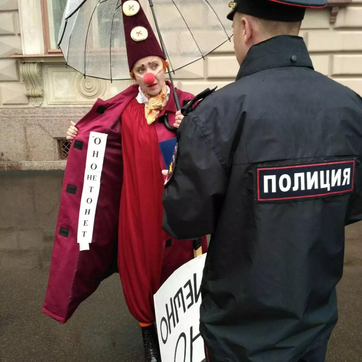 Ở St. Petersburg, những chú hề cầm một chiếc picket chống lại bộ phim 