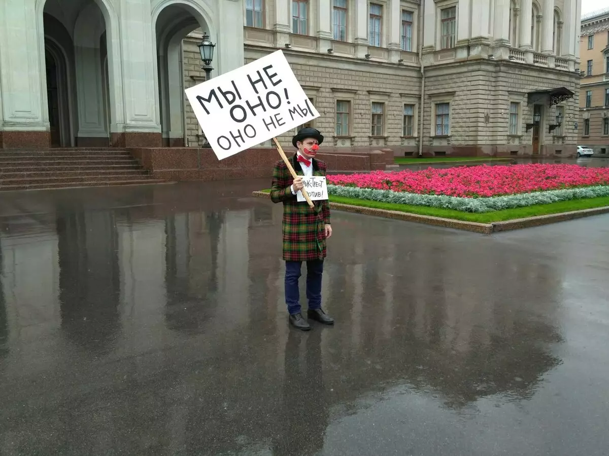 Ở St. Petersburg, những chú hề cầm một chiếc picket chống lại bộ phim 