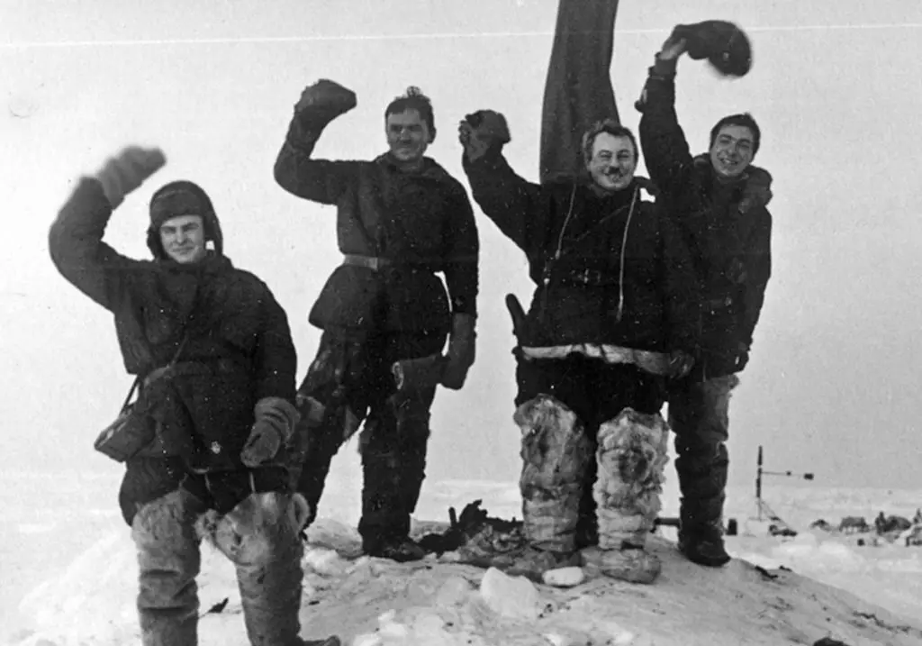 Pioneers tapja, jalgratturid-impostrid ja spand. Unustasid Nõukogude lapsepõlve unustatud märke ja klassid 690_2