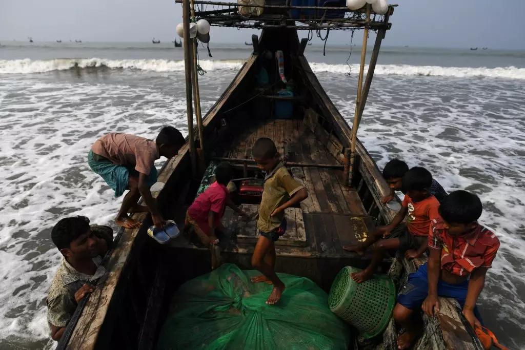 Makadaot nga mga tubig sa Bangladesh: Giunsa ang mga pagsulay nga mabuhi sa labing gidaugdaug nga mga tawo sa kalibutan 6971_14