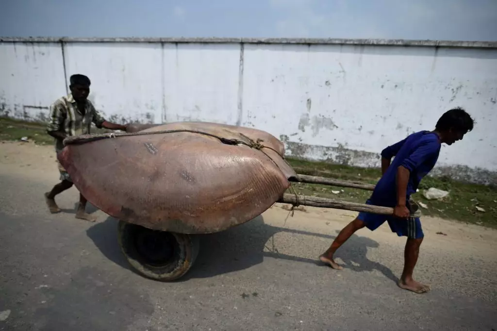 Makadaot nga mga tubig sa Bangladesh: Giunsa ang mga pagsulay nga mabuhi sa labing gidaugdaug nga mga tawo sa kalibutan 6971_3