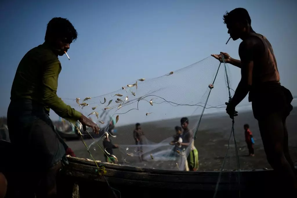 Makadaot nga mga tubig sa Bangladesh: Giunsa ang mga pagsulay nga mabuhi sa labing gidaugdaug nga mga tawo sa kalibutan 6971_7