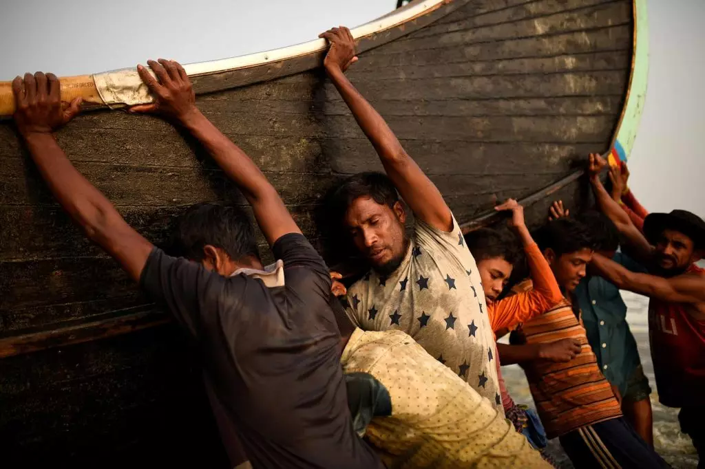 Makadaot nga mga tubig sa Bangladesh: Giunsa ang mga pagsulay nga mabuhi sa labing gidaugdaug nga mga tawo sa kalibutan 6971_8