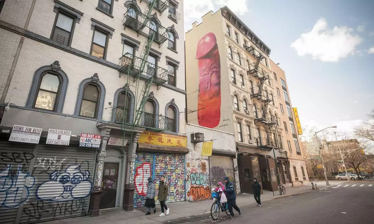Beboere i Manhattan krævede at male en penis i fire etager lang 727_1