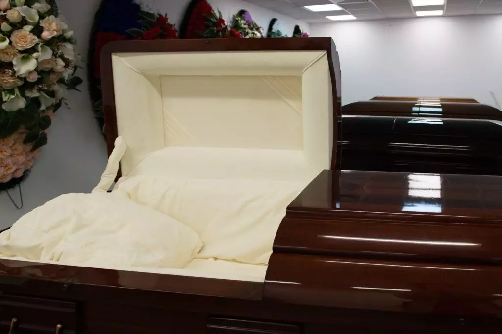 Awọn okuta iyebiye lati ekan, titẹ awọn coffins lori itẹwe 3 kan ati tabulẹti lori ibojì 3Stone. Bawo ni isinku yoo yipada si rẹ 7439_4