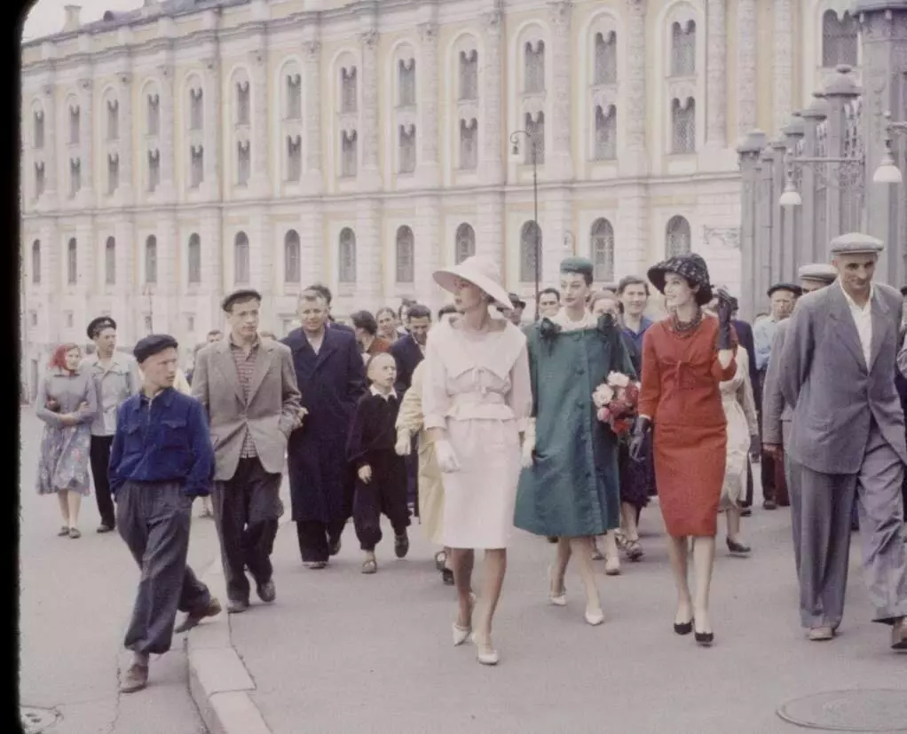 Normale pak, botsing in stewels en 'n rok met trekkers: mode-geskiedenis in die USSR 8028_18