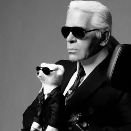 Pornstar di podium, lelaki dari coklat dan selamat yang paling mahal. 16 sebab untuk mencintai Karl Lagerfeld 804_4