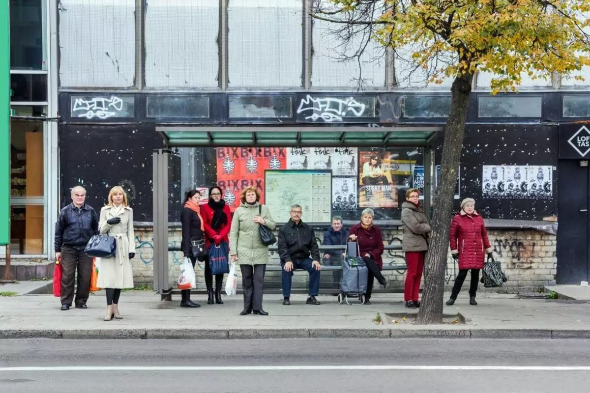 Нетърпелива очакване: как да се държат хората на автобусната спирка 9031_6