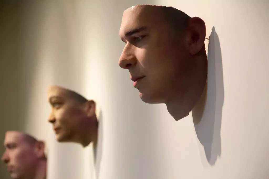 स्ट्रीट जीनोम: कलाकार ने झुमाख और सिगरेट से डीएनए पर अजनबियों के 3 डी पोर्ट्रेट बनाए 9854_1