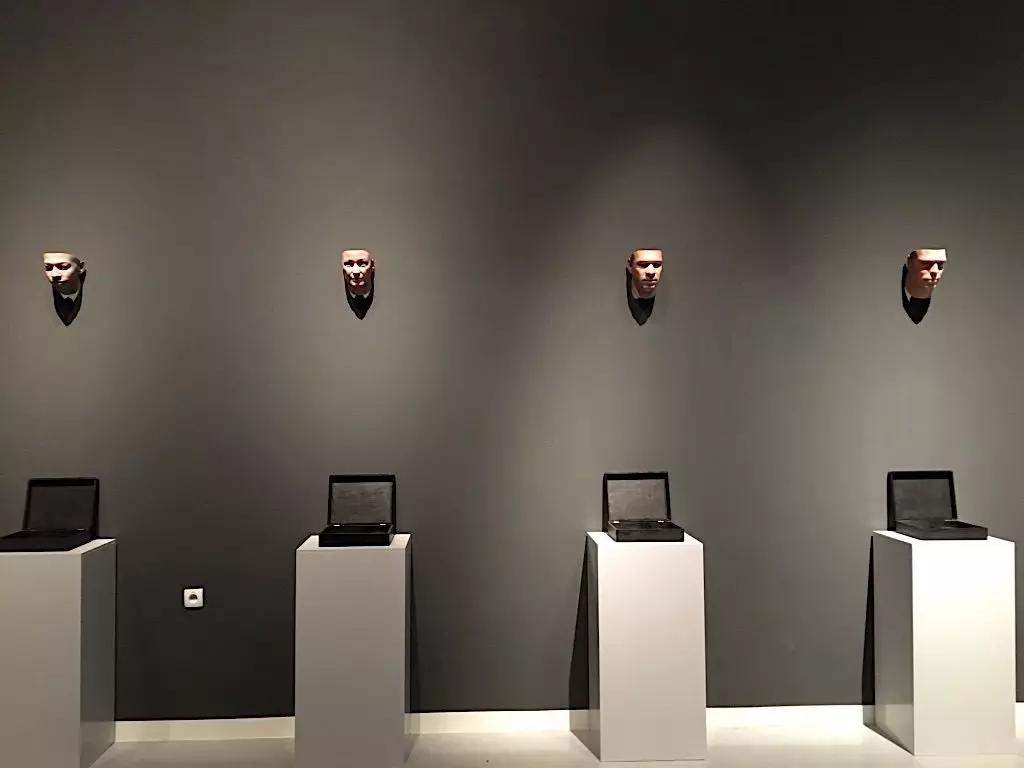 Stroossgengen: De Kënschtler huet 3D Portraiten vu Friemer op DNA aus Zhumakhk an Zigaretten 9854_3